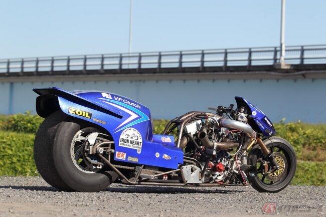 ドラッグレースの1／4マイルで5秒台を目指す 3100cc・1200馬力を叩き出すスーパーチャージャーを備えたモンスターマシン | バイクのニュース