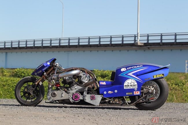 ドラッグレースの1／4マイルで5秒台を目指す 3100cc・1200馬力を叩き出すスーパーチャージャーを備えたモンスターマシン | バイクのニュース