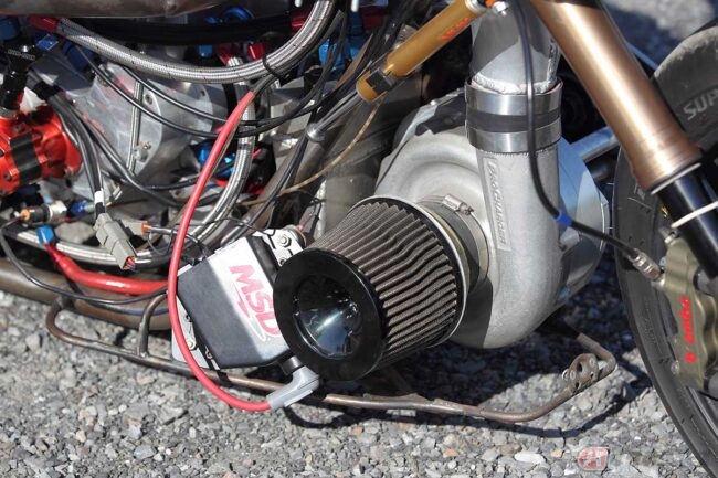 ドラッグレースの1／4マイルで5秒台を目指す 3100cc・1200馬力を叩き出すスーパーチャージャーを備えたモンスターマシン | バイクのニュース