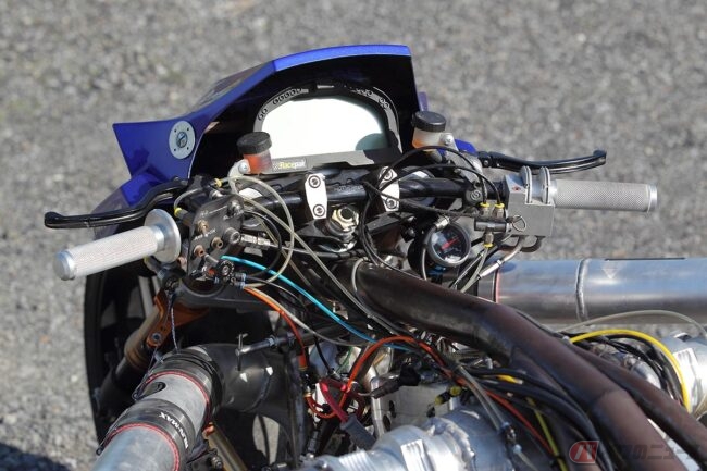 ドラッグレースの1／4マイルで5秒台を目指す 3100cc・1200馬力を叩き出すスーパーチャージャーを備えたモンスターマシン | バイクのニュース
