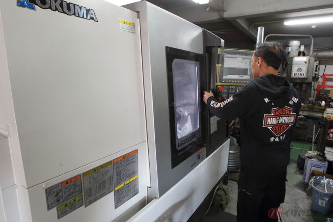 ドラッグレースの1／4マイルで5秒台を目指す 3100cc・1200馬力を叩き出すスーパーチャージャーを備えたモンスターマシン | バイクのニュース