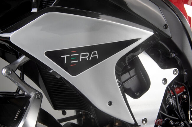 ビモータ「TERA」 唯一無二のハブセンターステアリング搭載アドベンチャーモデル誕生【EICMA2023】 | バイクのニュース